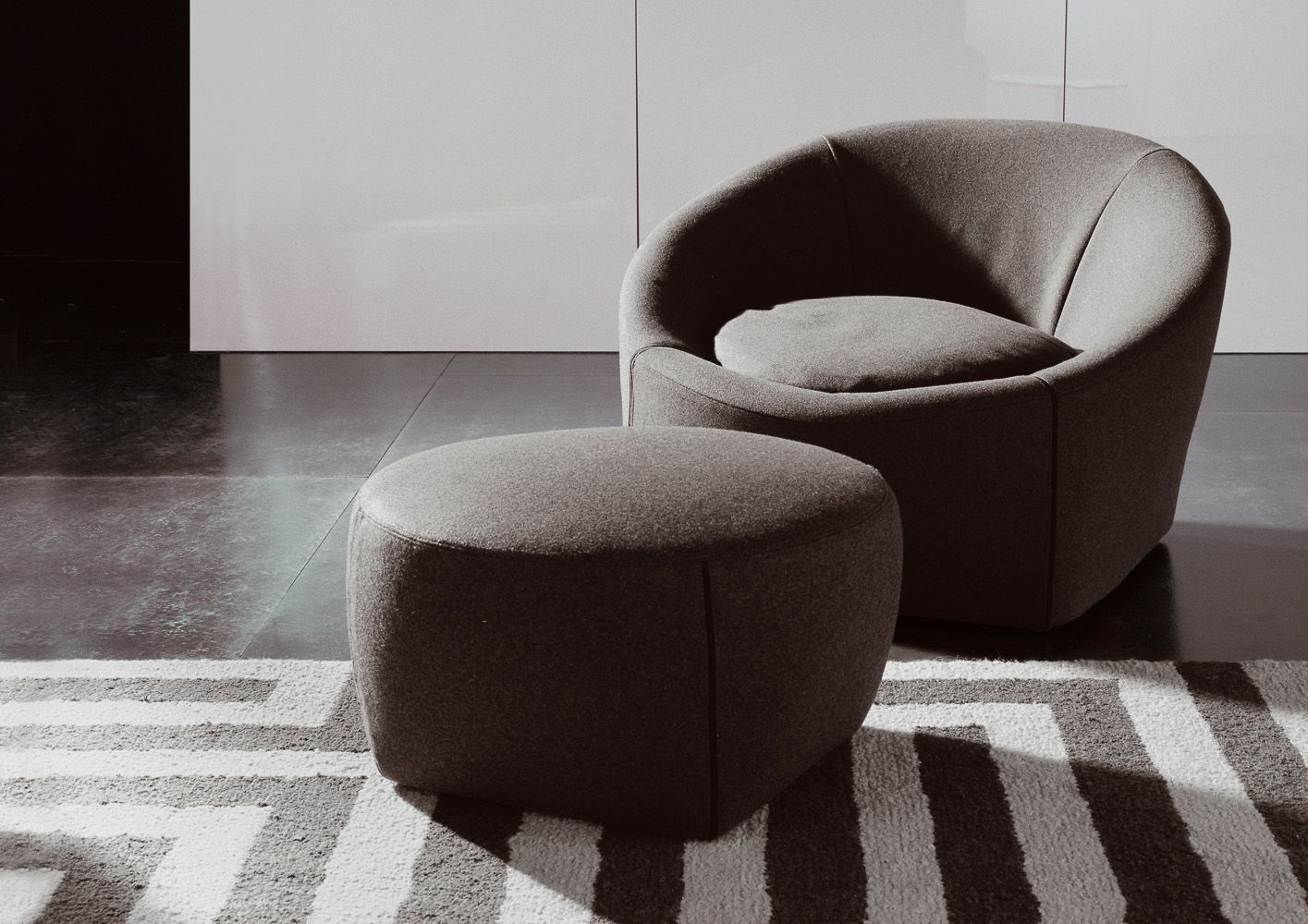 Sillón y Pouf, dos Piezas Ideales Pensadas para el Descanso en el Hogar ...